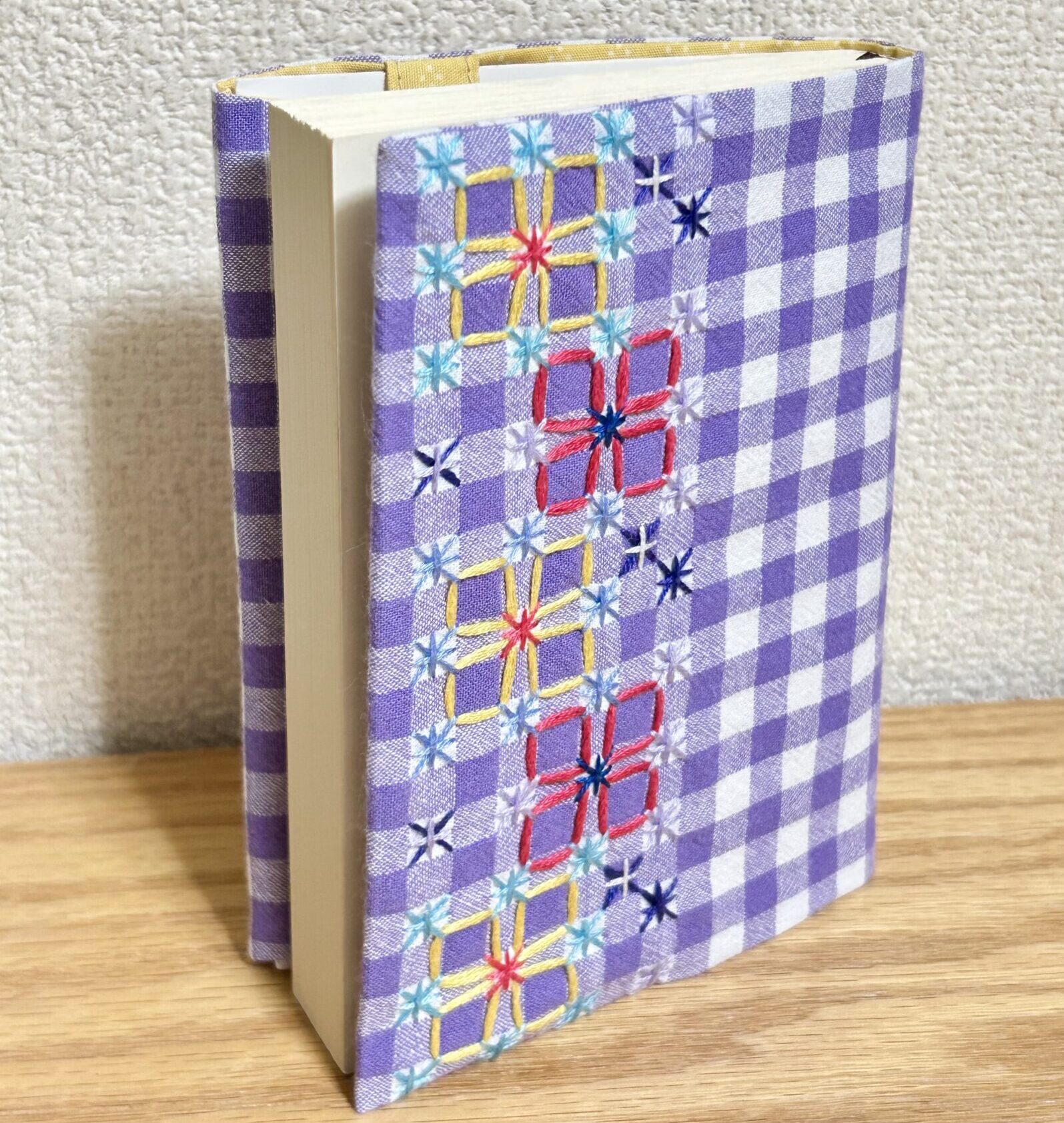 スイス刺繡のブックカバー - novalue - 自分らしさで彩るメディア